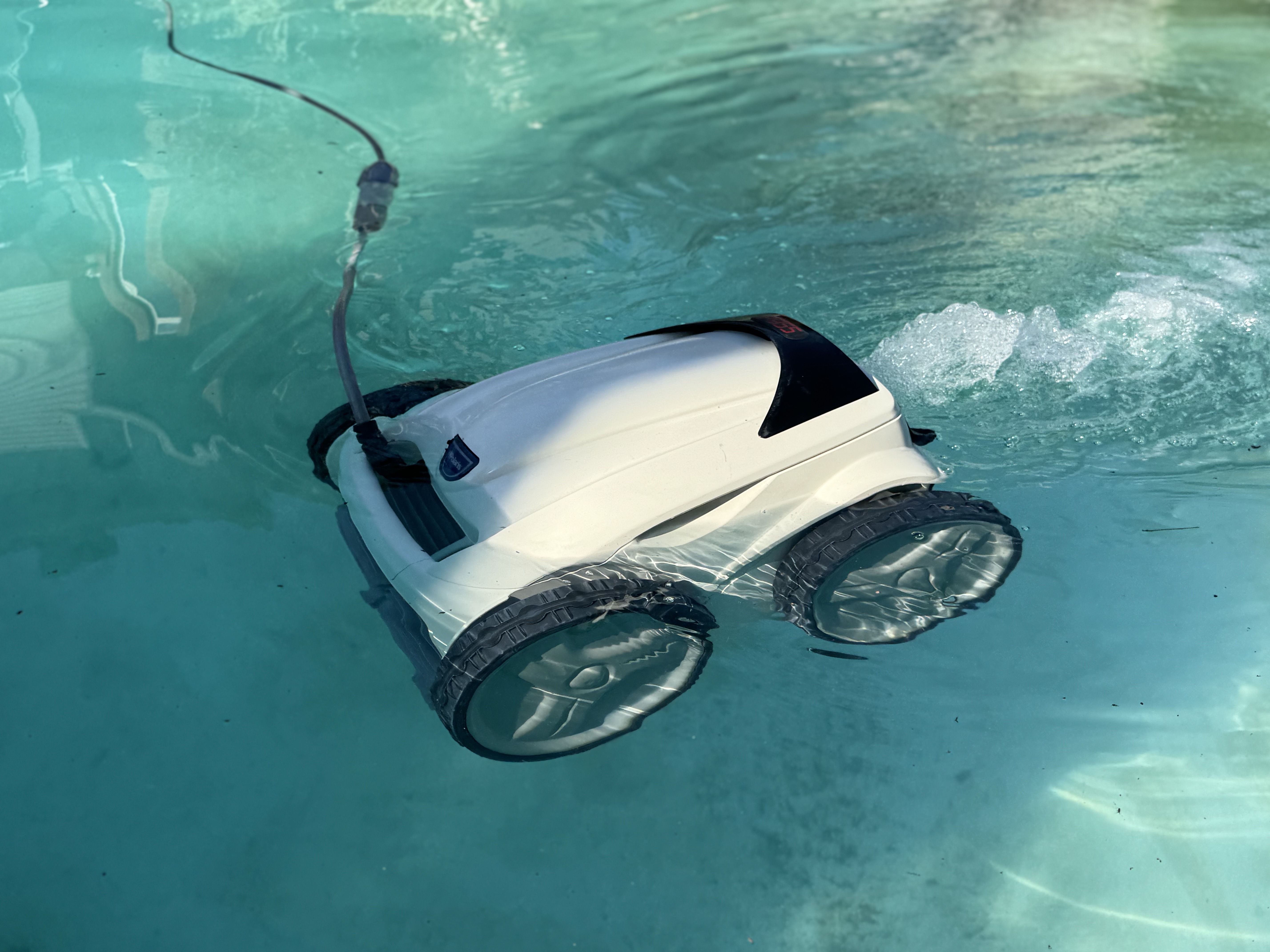Best Robotic Pool Cleaners in Canada in 2026: Cordless Convenience ...